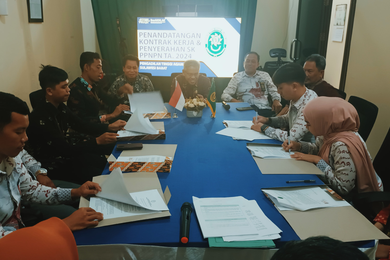 Penandatanganan Kontrak Kerja dan Penyerahan SK PPNPN PTA Sulawesi Barat TA 2024